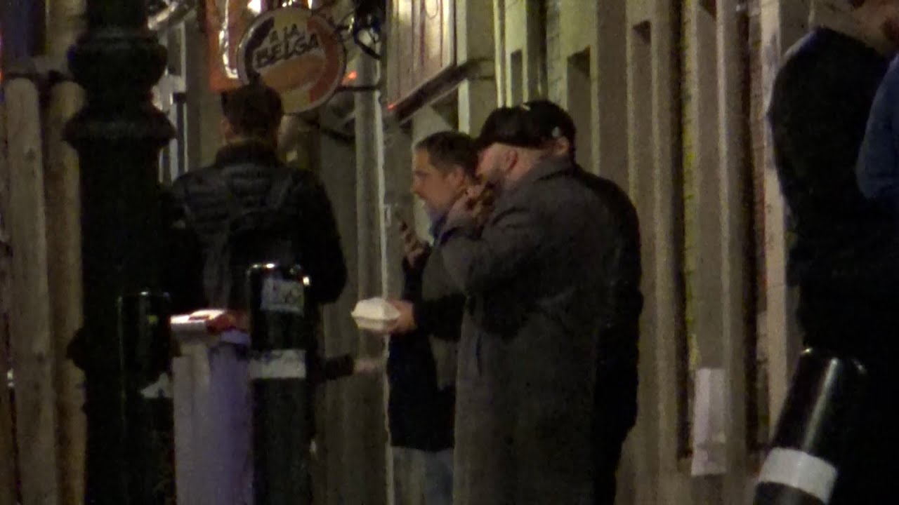 ¡Pillado! Kiko Rivera, fumando y comiendo una hamburguesa en plena ...