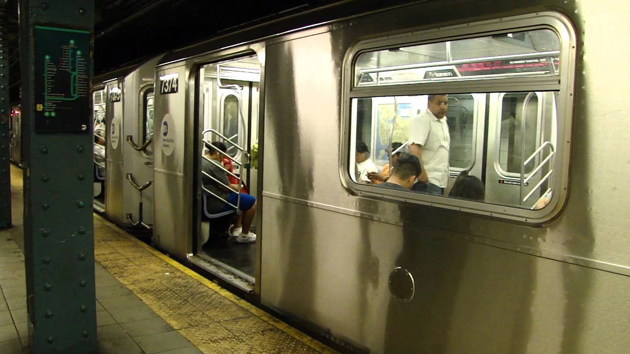 R142 and R142A (6) at 125th Street (7-14-12) - YouTube