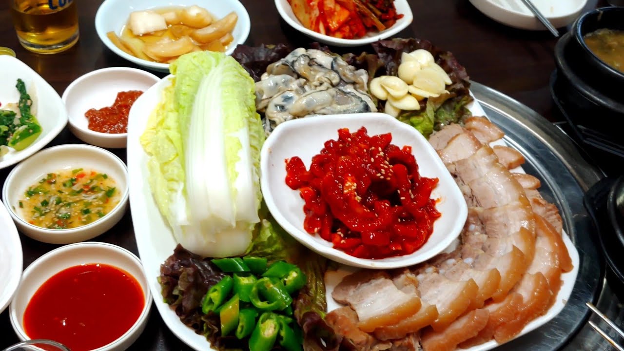 싱싱한 굴과 돼지고기 조합이 좋은 보쌈이 생각날때는 동대문 남해굴국밥으로(gul bossam), korean street ...