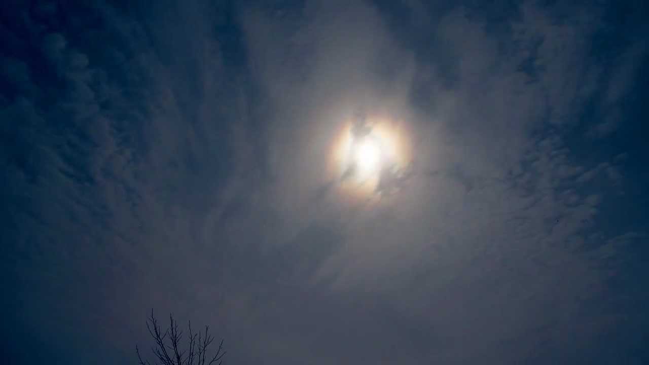 2013-02-24 Moon halo, night sky timelapse - YouTube