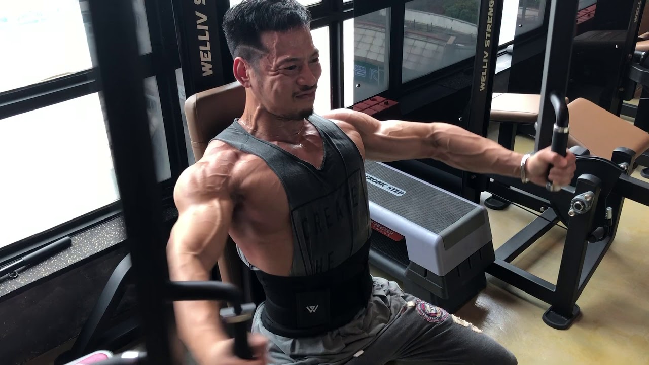 chest workout pec deck fly 가슴운동 펙덱플라이 - YouTube