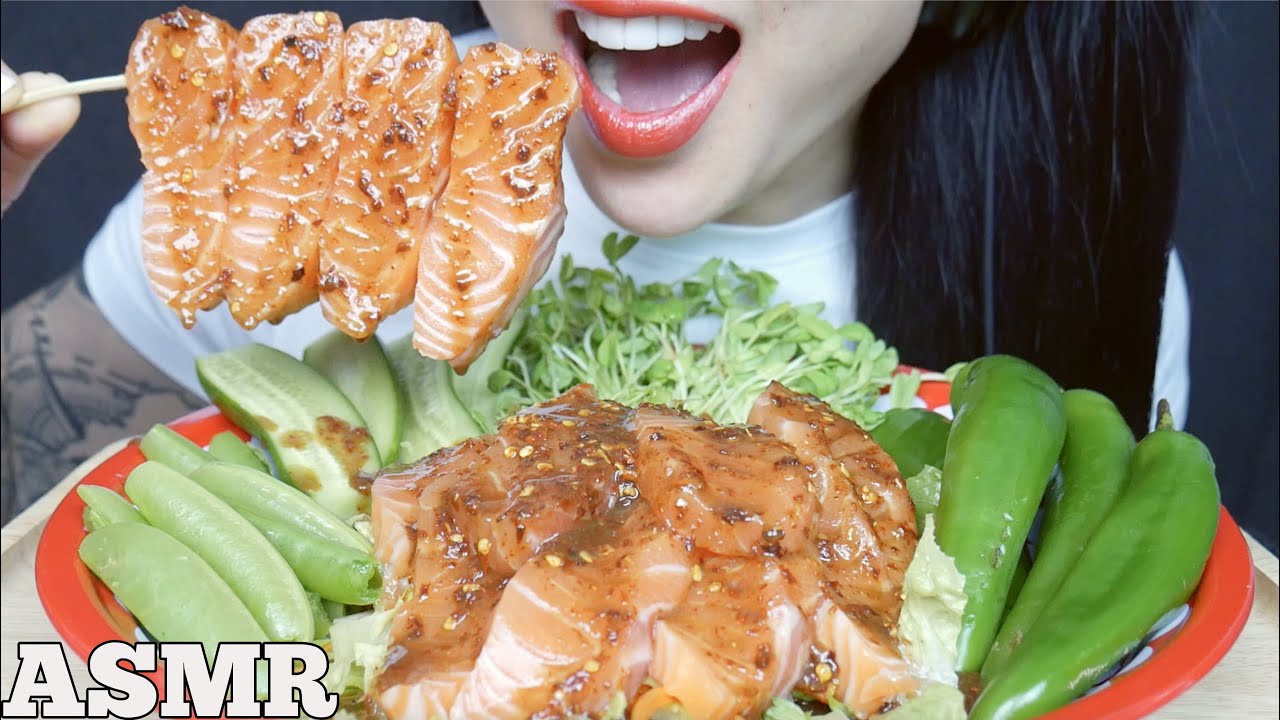 ASMR SPICY SALMON SASHIMI FRESH VEGGIE SALAD (CRUNCHY EATING SOUNDS) NO ...