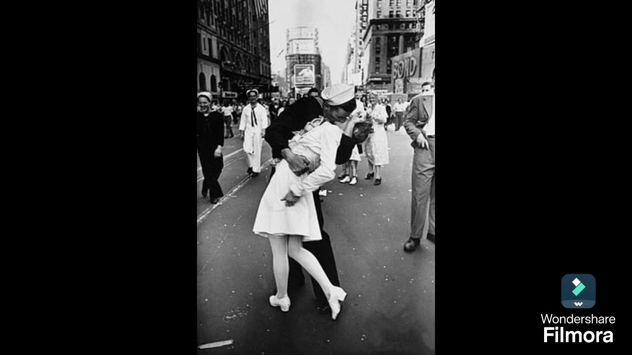 Times Square's Iconic WW2 Kiss (V-J Day 1945) - YouTube