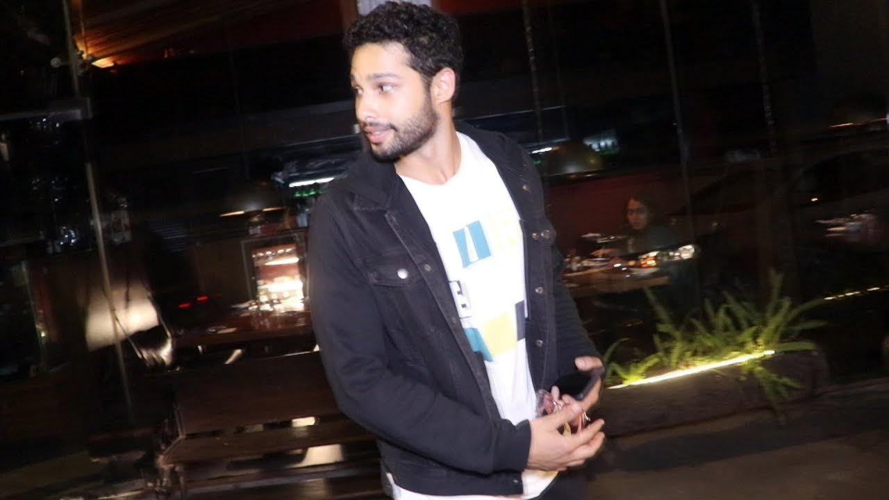 MC Sher Siddhant Shaturvedi Spotted At Juhu - Watch Video - YouTube