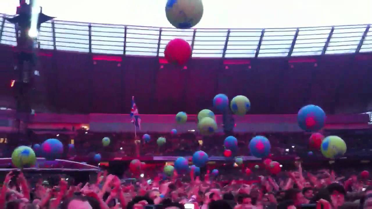 Inflatable balls at Coldplay - YouTube