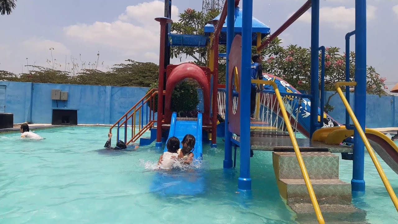 Naifah dan Naura, bermain air di water boom - YouTube