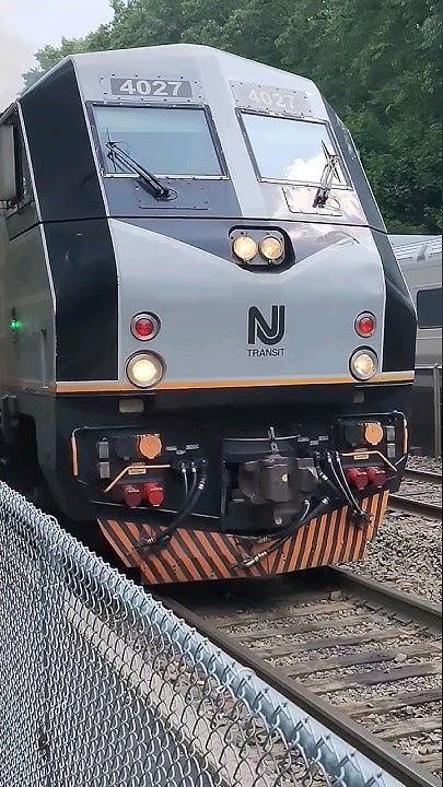 NJT PL42AC #4027 Unrestricted K5LA Horn (Crossing Sequence) - YouTube