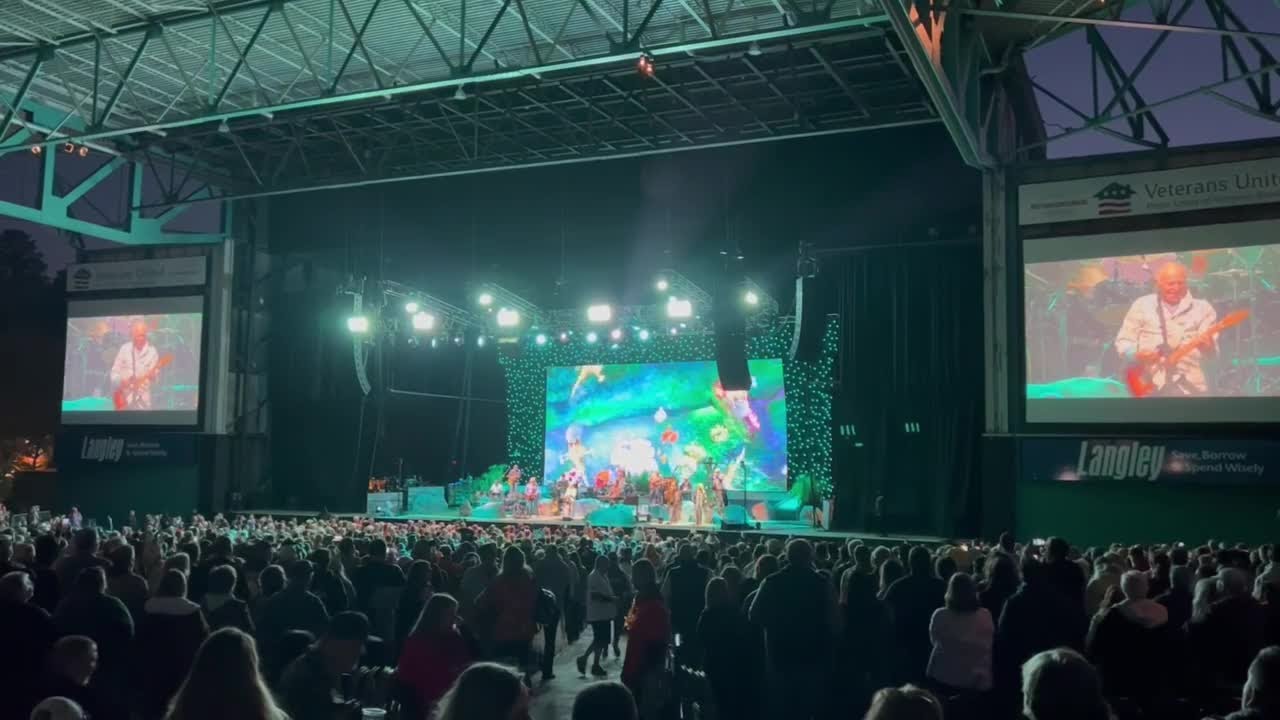 Inside the Jimmy Buffett show at the Virginia Beach Amphitheater - YouTube