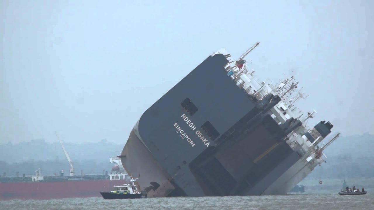 Cargo Ship run aground Cowes Isle of Wight - YouTube