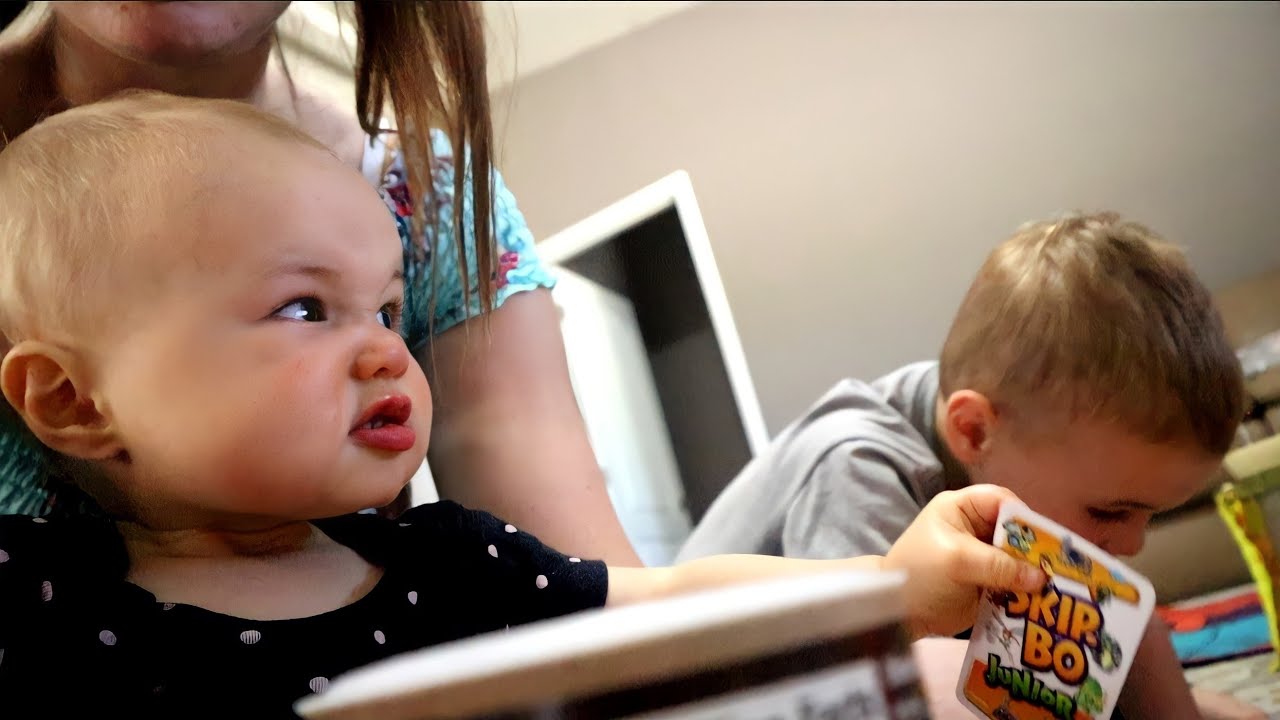 Cute Snarl Face!! Baby Aubrey's Siblings Show Their Sis How to Play a ...
