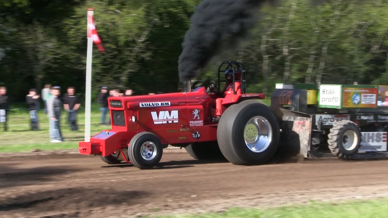 The Red Lightning | Tractor Pulling Nibe - YouTube