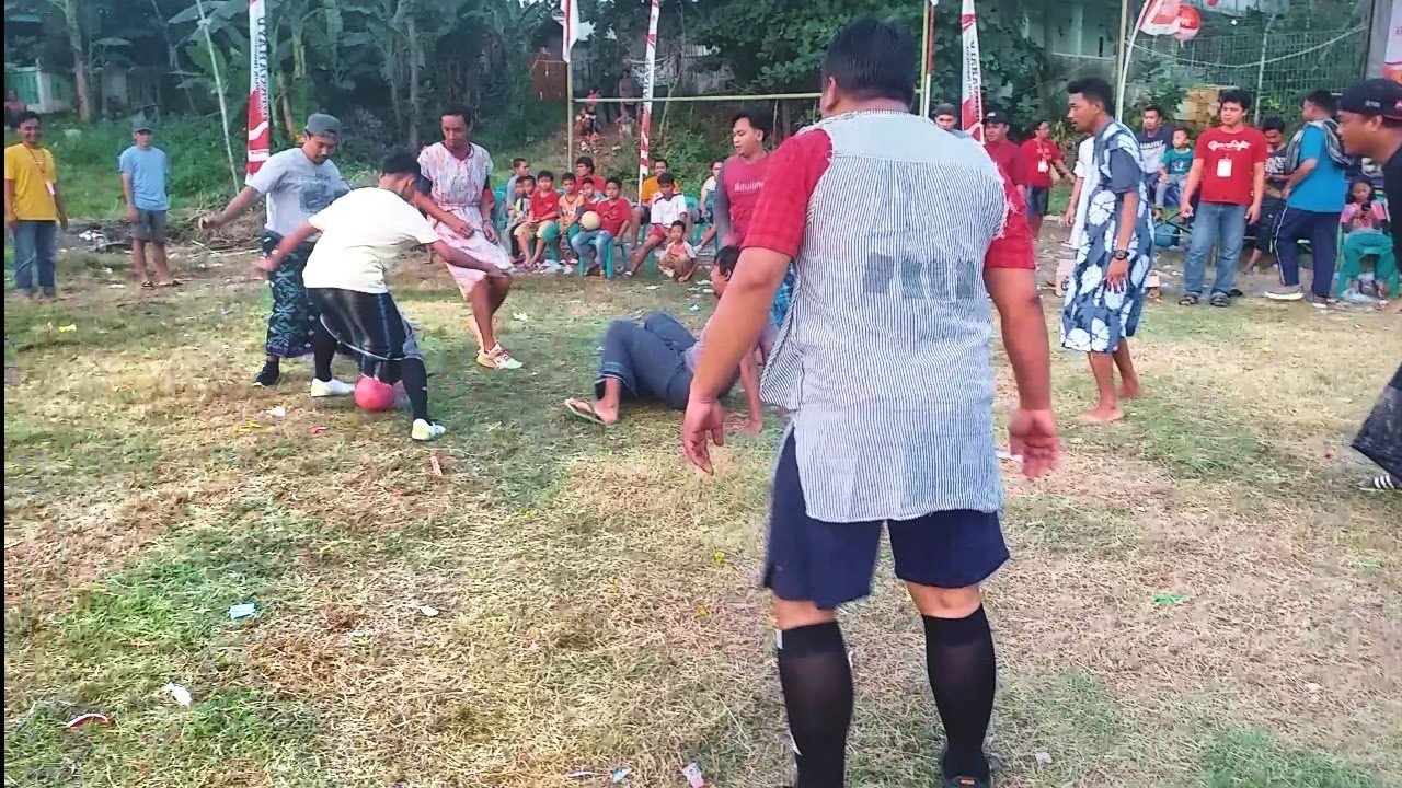 lomba 17 agustus unik dan lucu || fun futsal pakai daster - YouTube