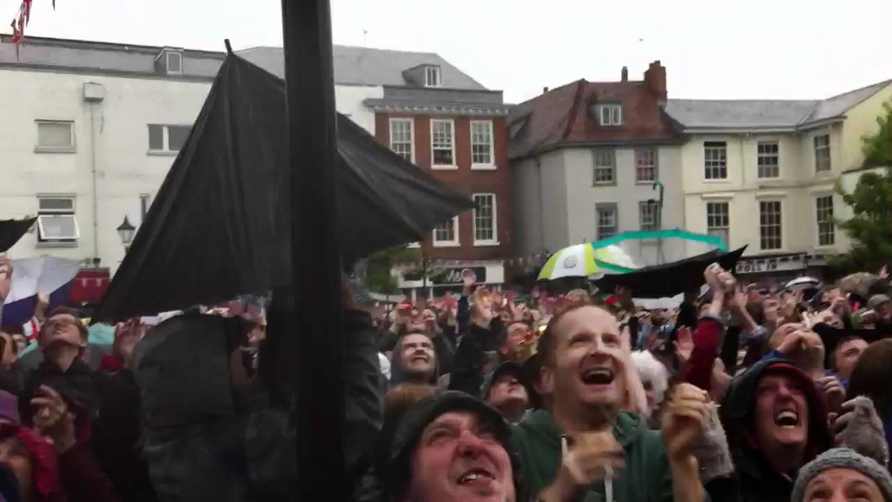 Abingdon Bun Throwing 2012 - YouTube
