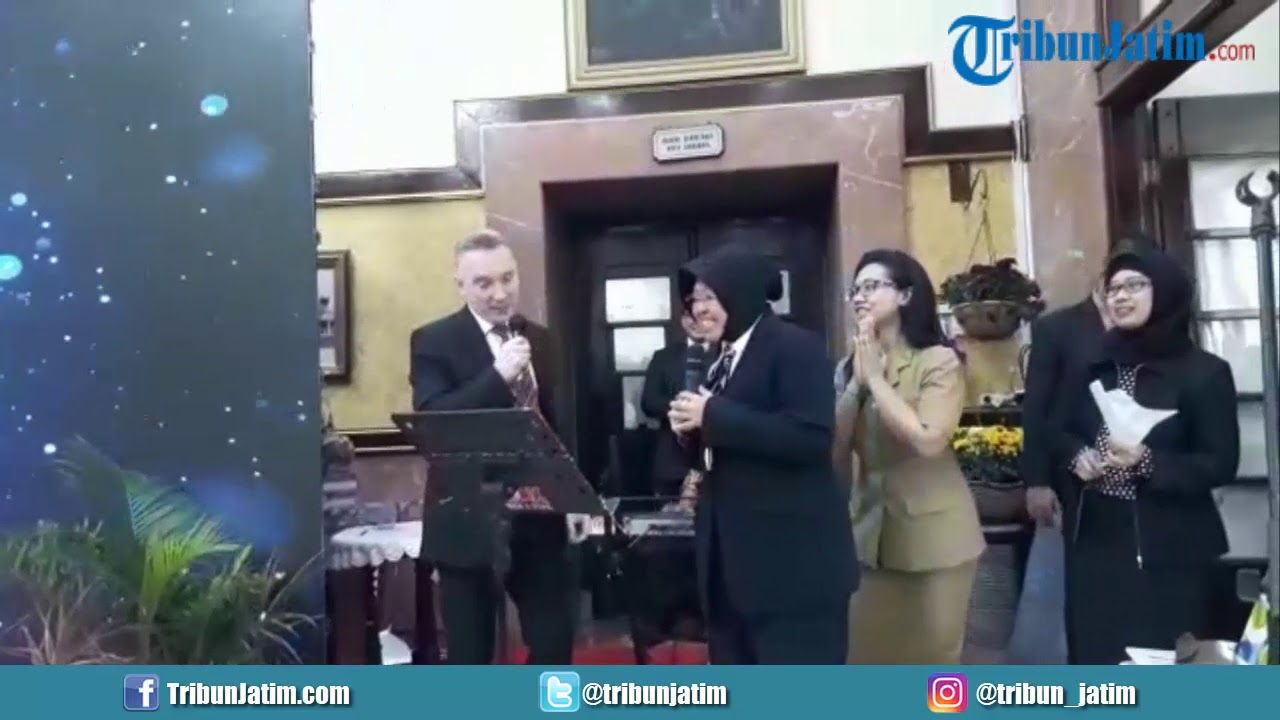 Bu Risma dan Wakil Wali Kota Liverpool nyanyi Lagu dari The Beatles ...