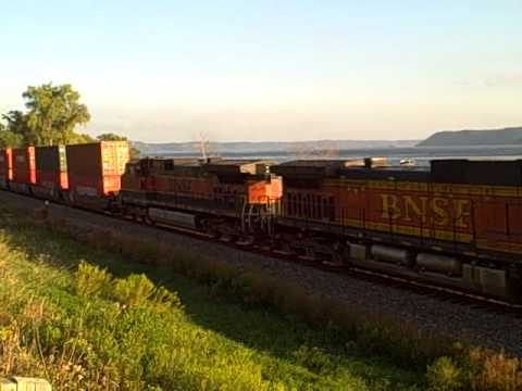 What a Scene - BNSF 5451 West Near Ferryville, WI - YouTube
