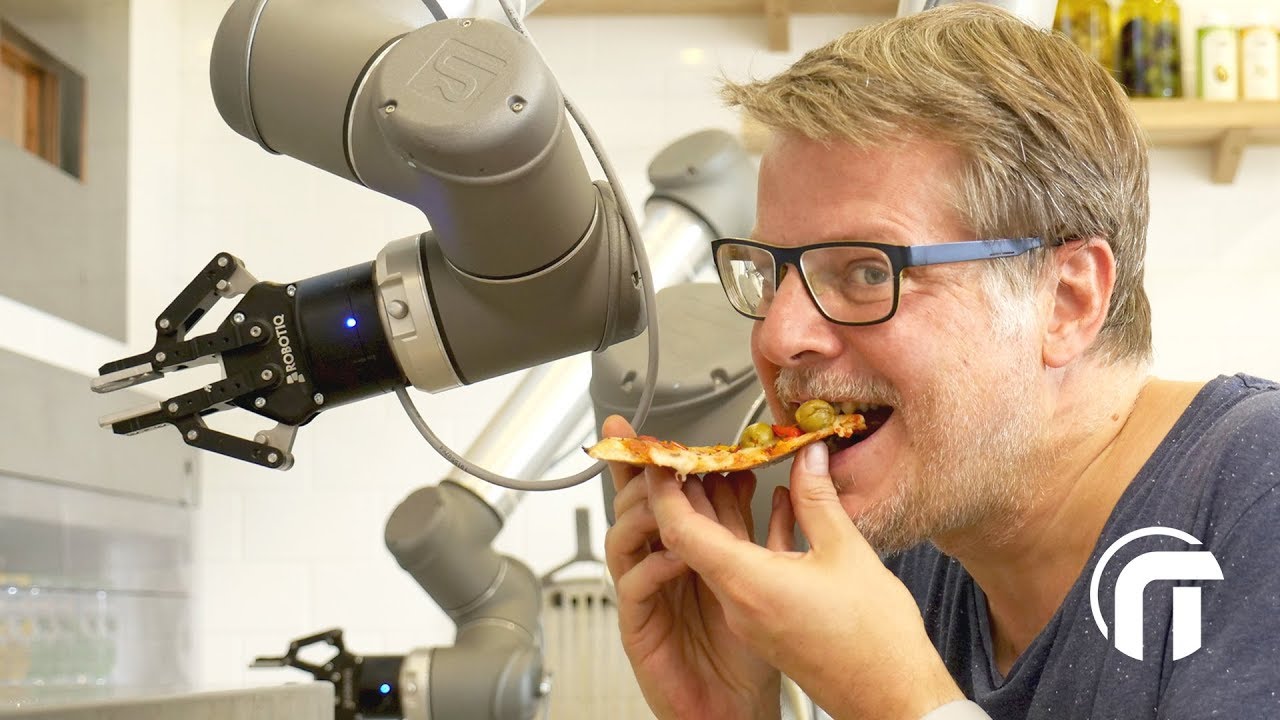Une pizza faite par un robot ? Dégustation Pazzi - YouTube