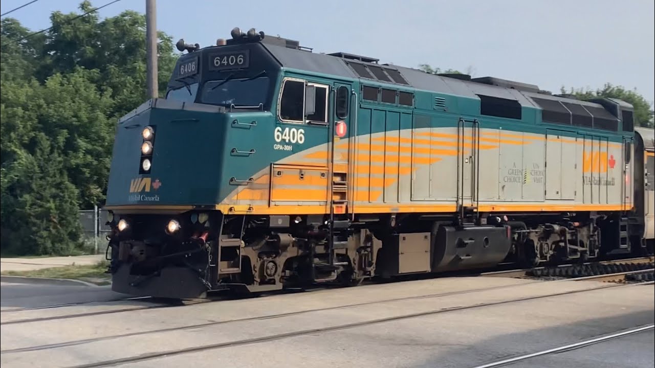 Via 6406 F40PH!! Via rail best bell!! Epic railfanning at Clarkson Road ...