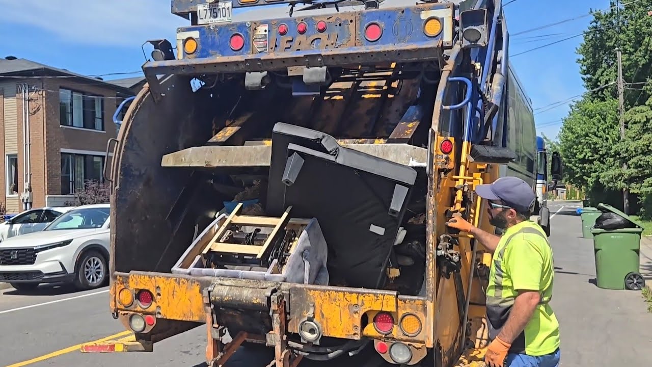 Enviro Connexions Peterbilt 320 Leach Alpha On Heavy Bulk Waste - YouTube