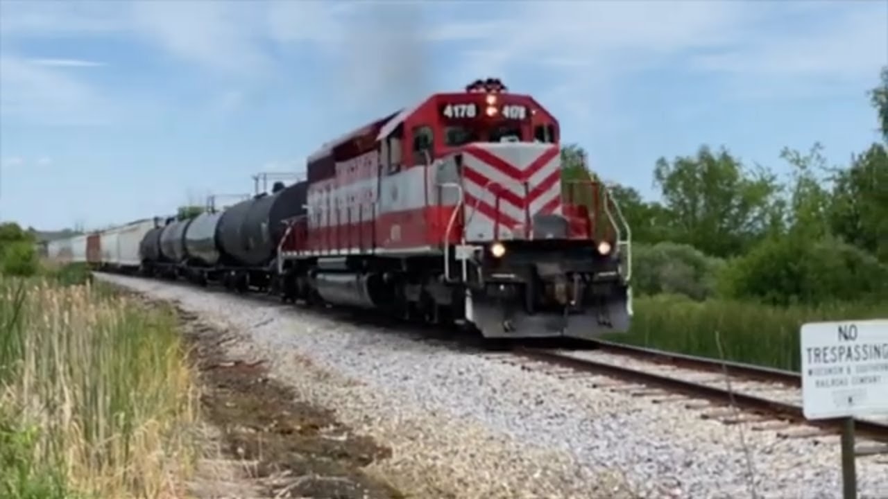 Wisconsin & Southern SD40-2 switching! - YouTube