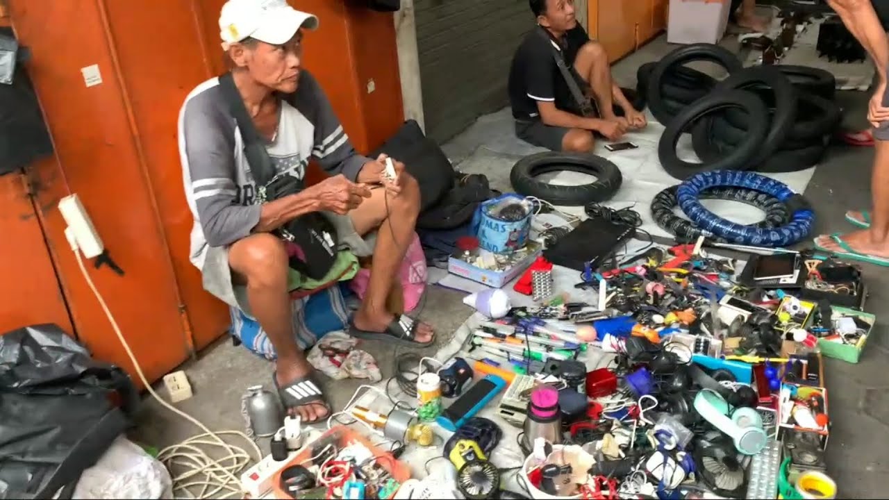 Suasana Pasar Klitikan Notoharjo Solo bagian bekalang - YouTube