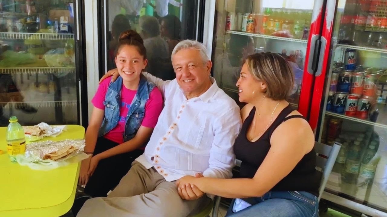 Amlo le hizo el día a una fan - YouTube