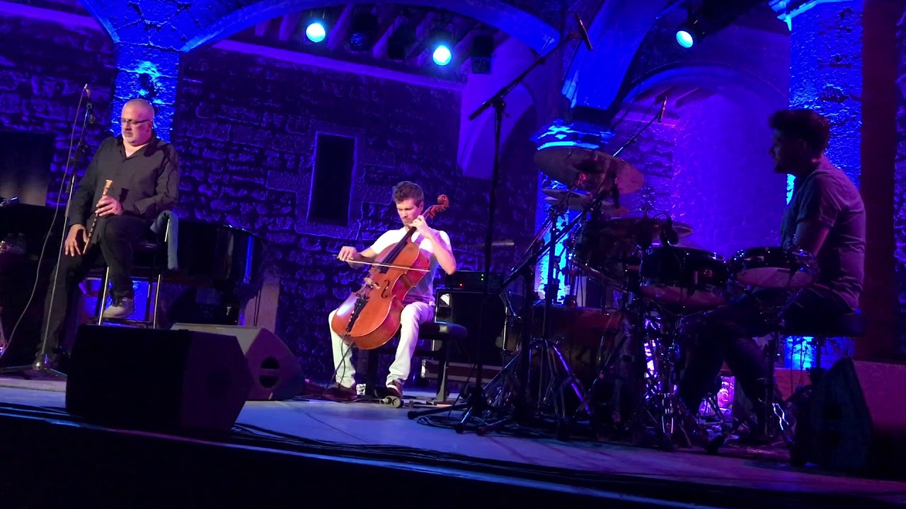 Dele Yaman - theme violoncelle - Andre Manoukian 4tet - YouTube