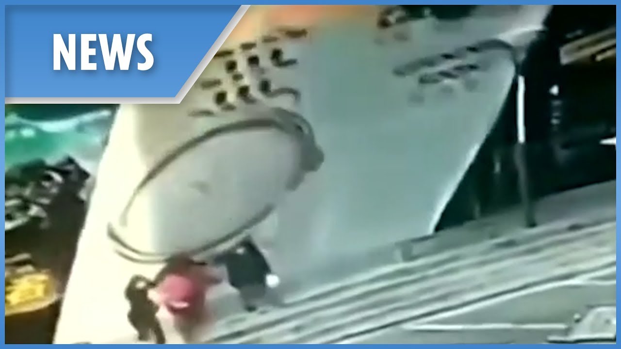 Falling billboard injures four people in northeast China - YouTube