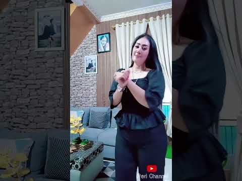 Tante cantik, putih mantan model pamer uang @PeriChannel1