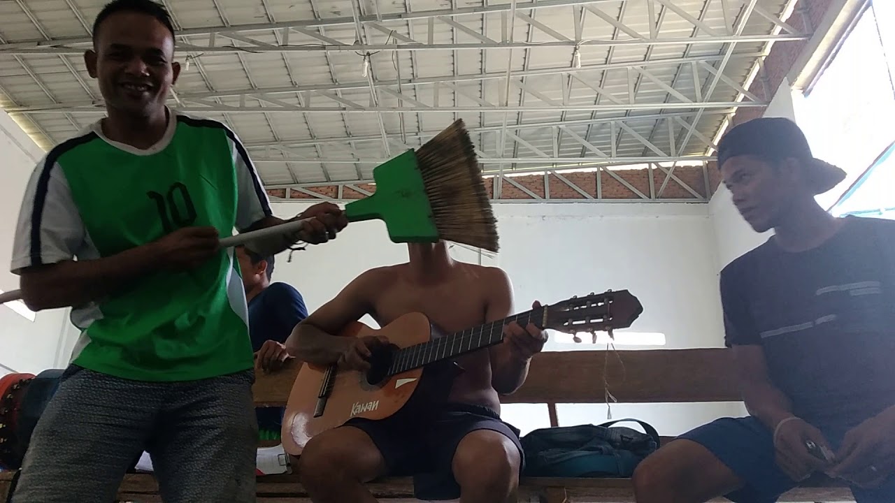 Penyanyi dan gitar lucu - YouTube