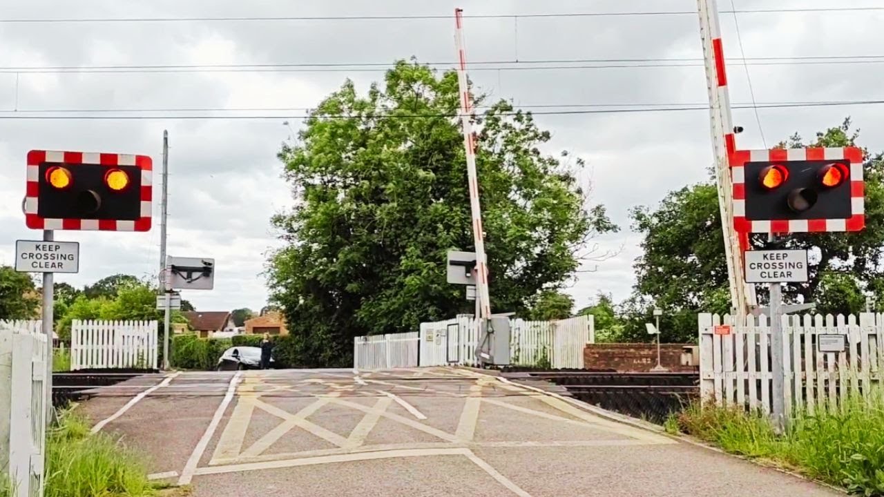 Barcroft Level Crossing, South Yorkshire - YouTube