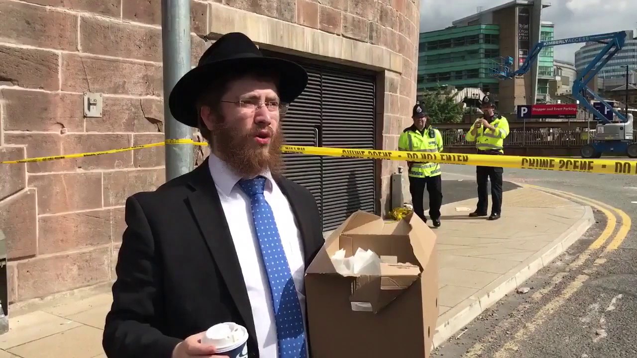 Rabbi Cohen delivers refreshments to Manchester police - YouTube