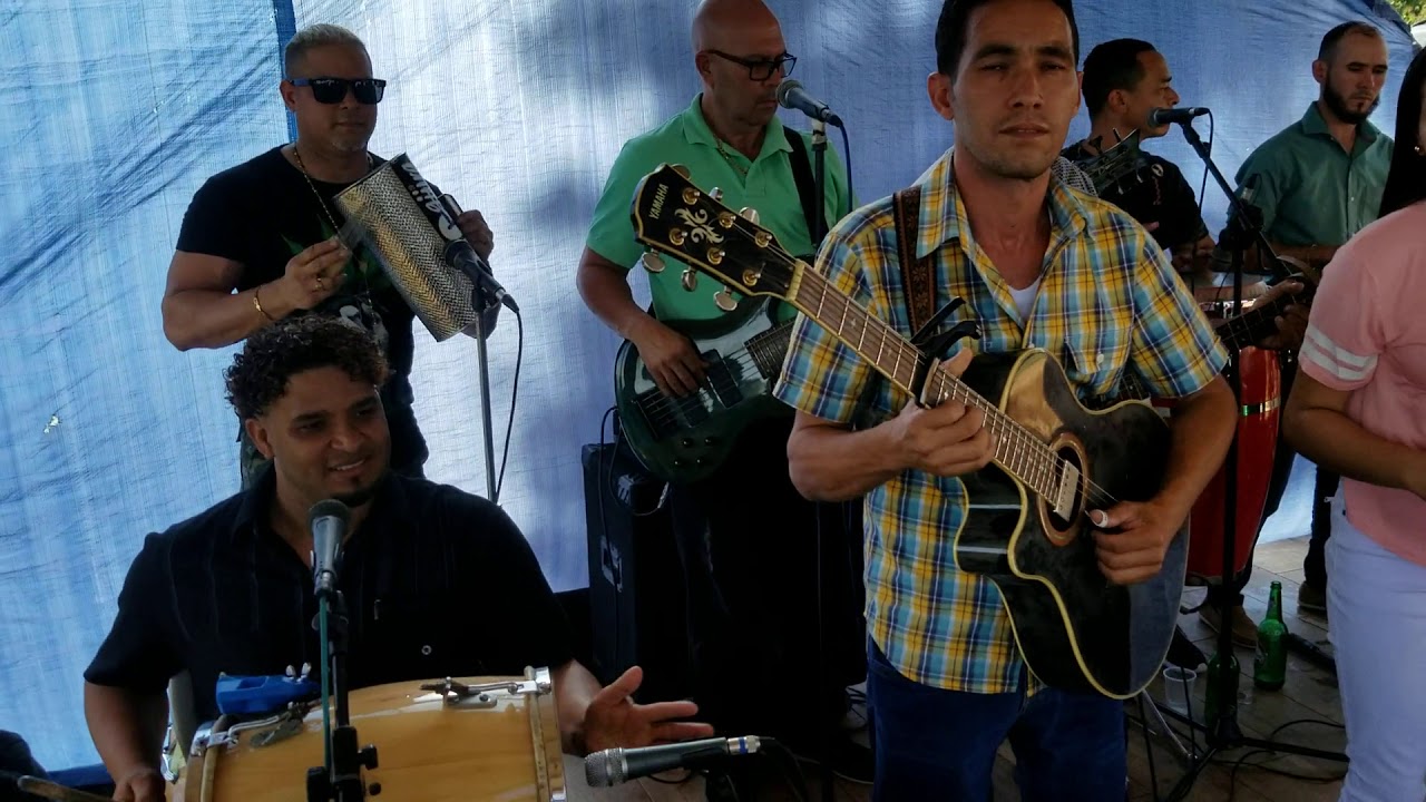 Robin Santos la botellita de ron de Anthony Santos - YouTube