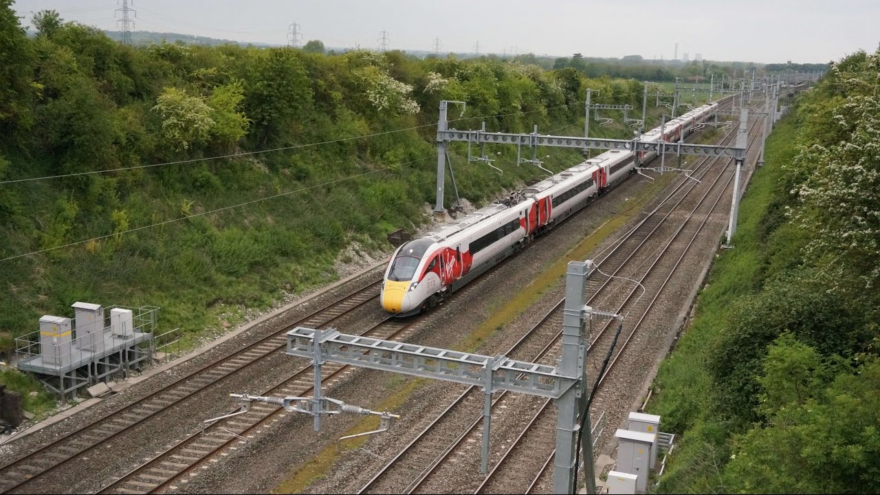 Class 800 Virgin Azuma working 5X70 passing under Silly Bridge 3.5.2017 ...