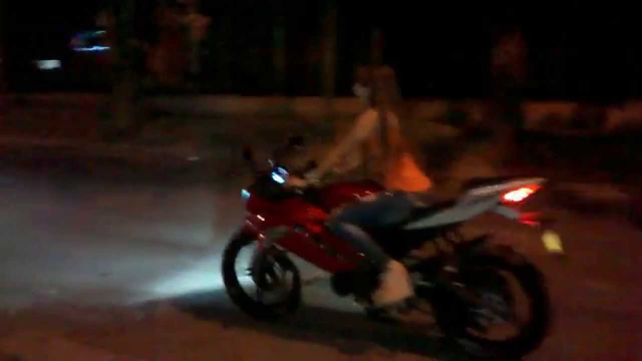 Mujer manejando Yamaha R15 - YouTube