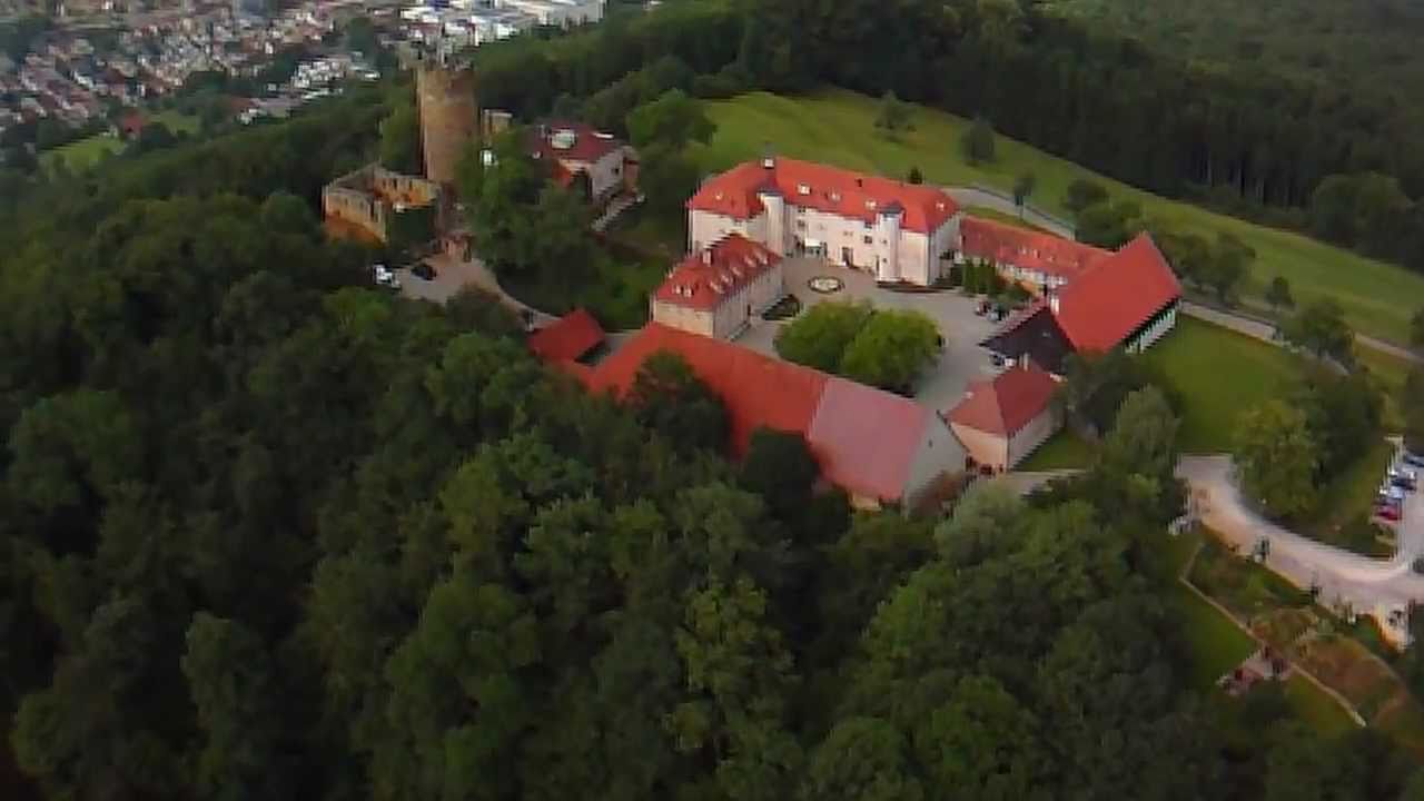 Rundflug über die Burg Staufeneck in Salach bei Göppingen - YouTube