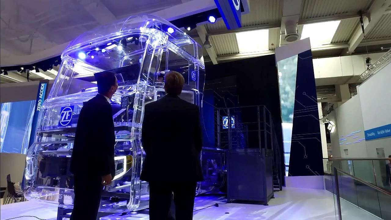 ZF auf der IAA-Nutzfahrzeuge 2016 - YouTube
