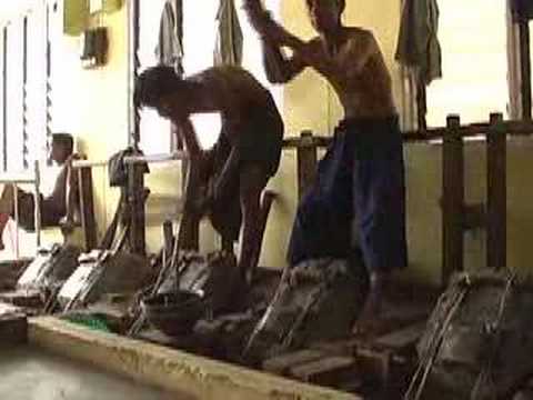 Goldbeating / Blattgoldherstellung in Mandalay, Myanmar - YouTube