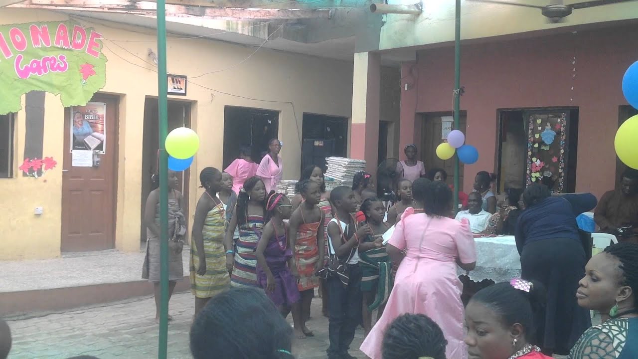 Dancing to Yoruba cultural songs - YouTube