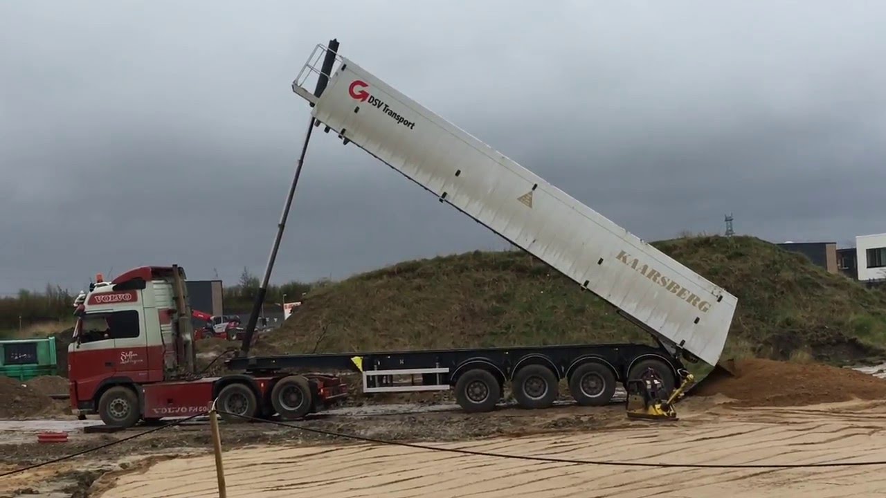 Lastbil med tiplad læsser jord af - YouTube