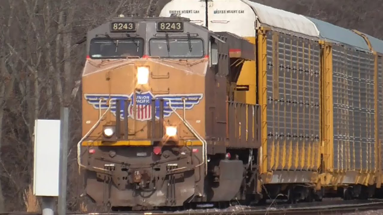 UP 8243 Leads MSMAS through Mt. Vernon, IL - YouTube