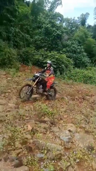 CRF vs KLX di tanjakan berbatu - YouTube