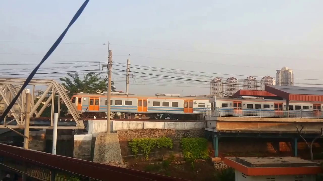 KRL Kfw di Stasiun Kampung Bandan Atas - YouTube