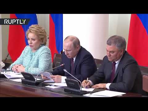 Putin kendi yazısını okuyamıyor kendisi ile dalga geçiyor