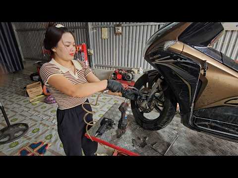 Quick maintenance of the Air Blade scooter in the afternoon under the strong sun