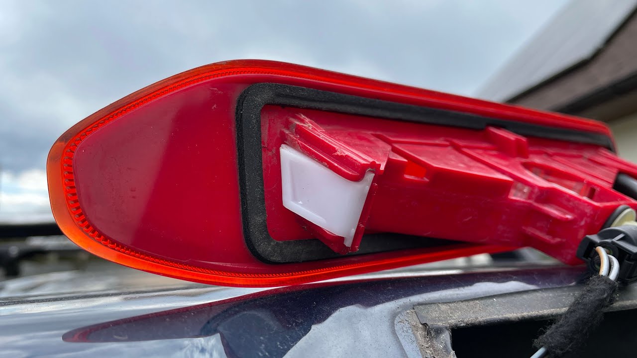 LR Freelander 2. Replacing the bulb in the third brake light. Wymiana ...