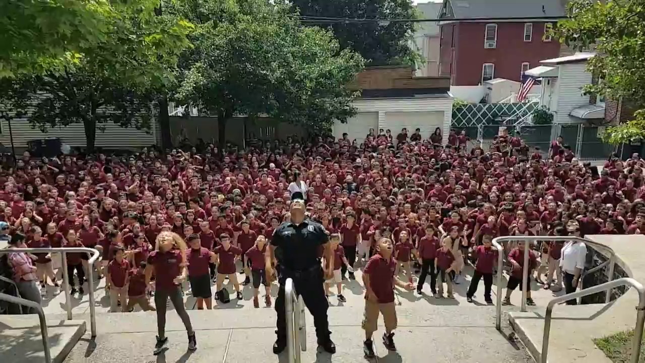 Police Officer Wiggle Dance hundreds of kids Beberly & Bradley - YouTube