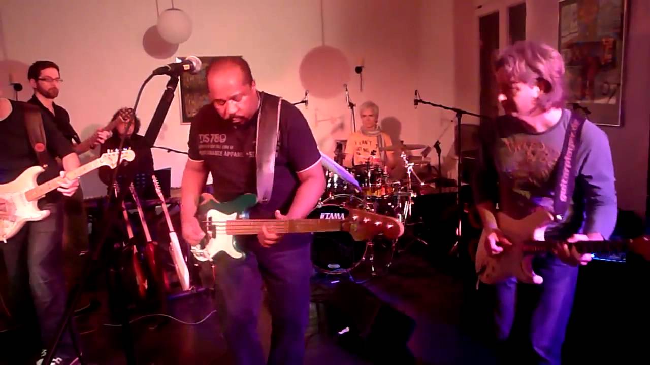 Reggie Worthy spielt nicht nur genial Bass sondern hat auch ne klasse ...