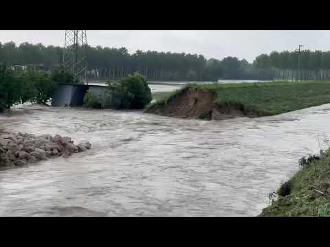 IL FIUME MUSON ROMPE GLI ARGINI, CONTINUA IL MALTEMPO IN VENETO - YouTube