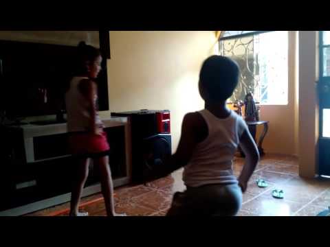 Bailando (mueve el toto)