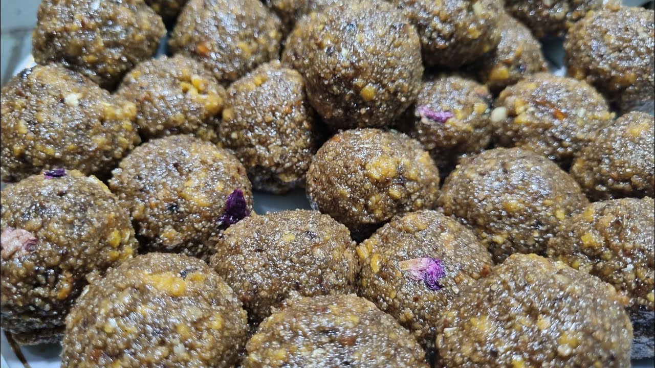 sardiyon ki jaan ye laddu nakhaye to next sardiyontak pachtaoge😀😋# ...